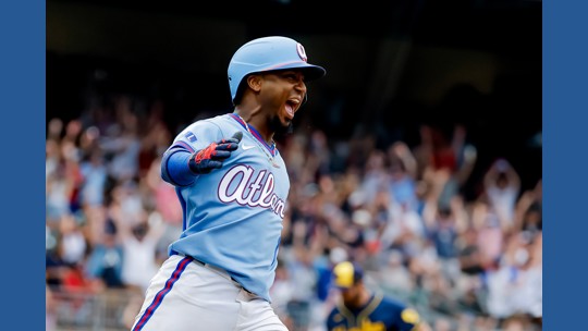 Ozzie Albies hits 2 homers, including walk-off shot in 9th, to lift ...
