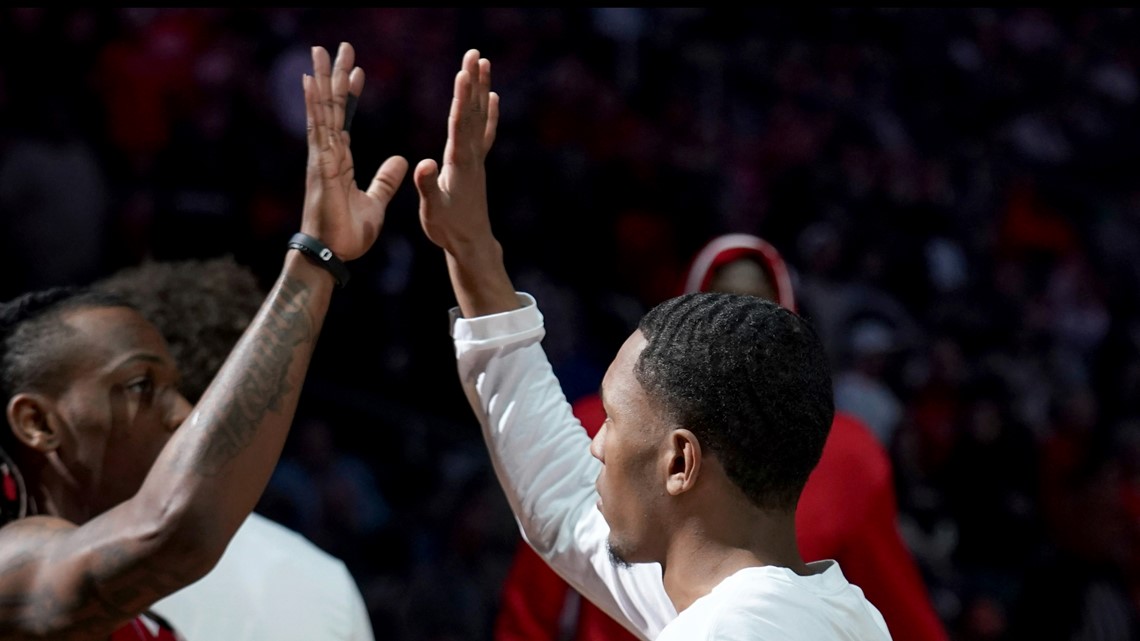 March Madness: Pregame handshakes are staple of college basketball ...