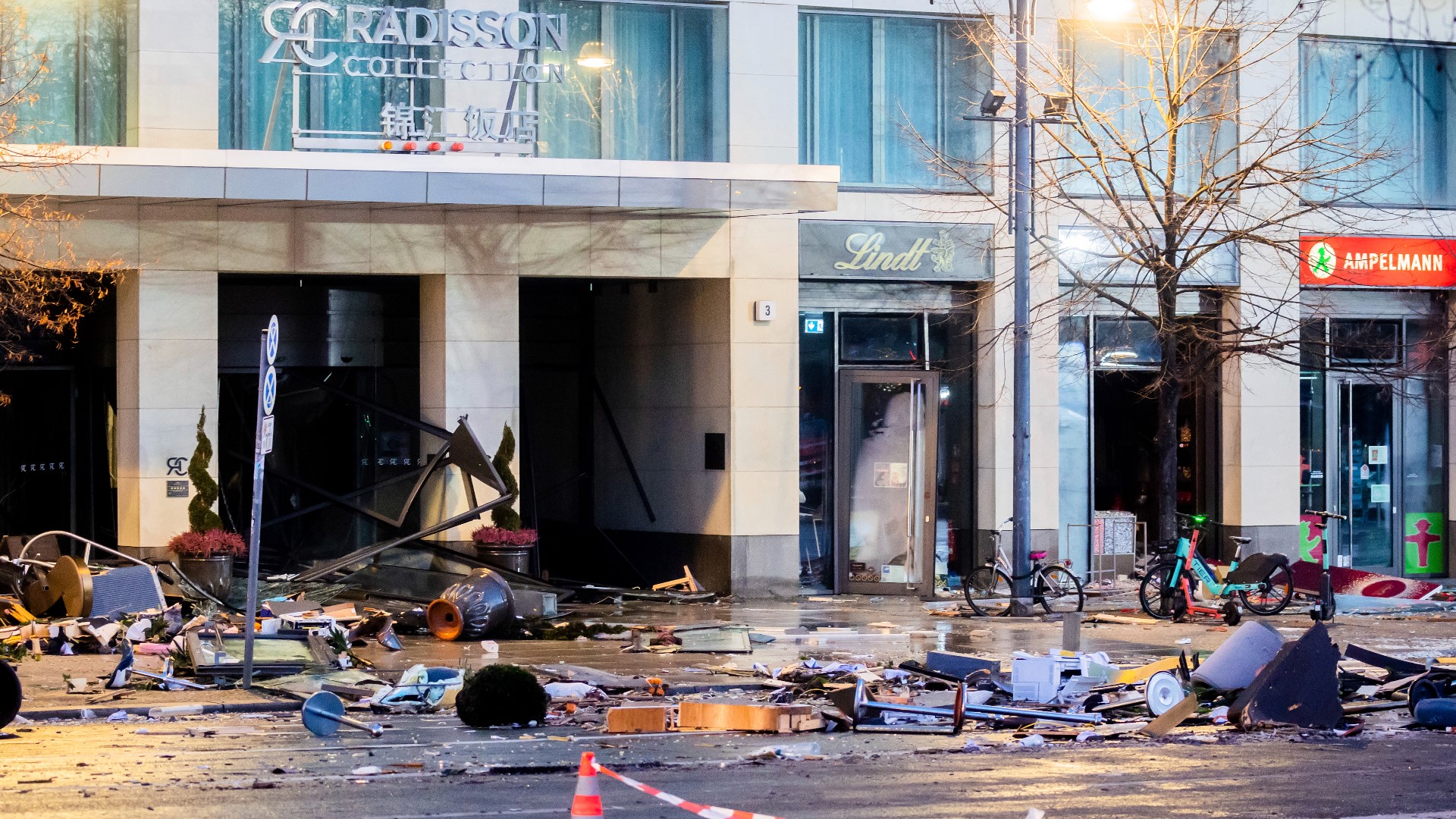 AquaDom aquarium, world's largest, bursts in Berlin | kvue.com