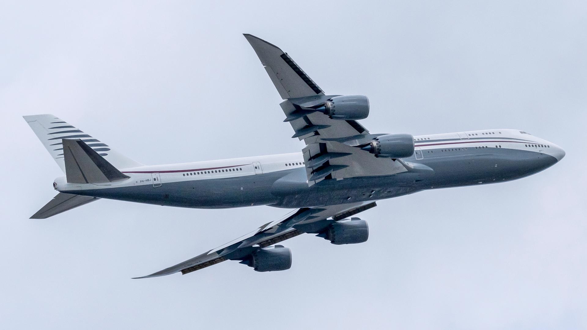 Trump to receive Boeing 747-8 jumbo jet from Qatar's ruling family ...