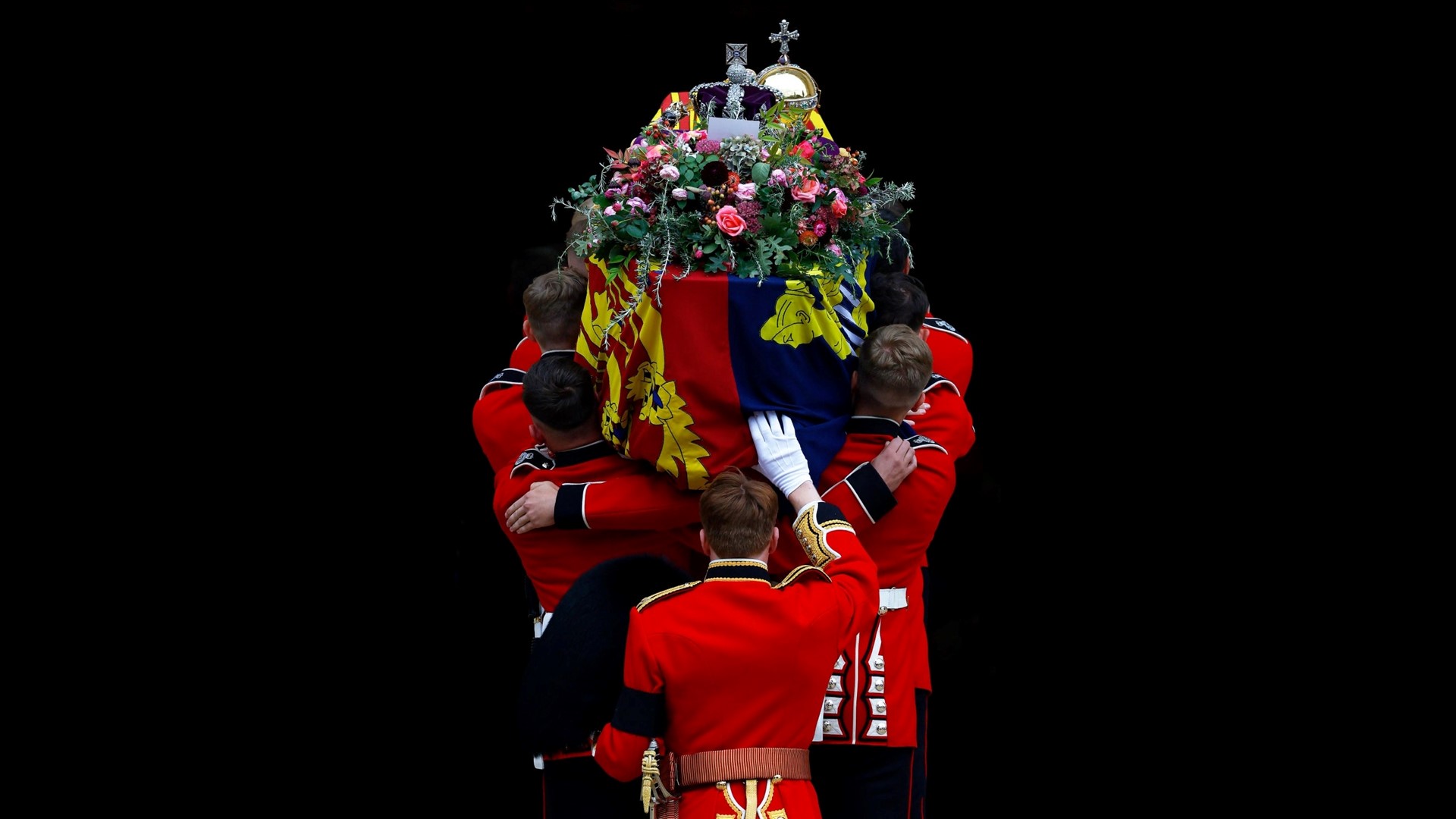 Queen Elizabeth II Laid to Rest Next to Prince Philip, Other Royals in ...