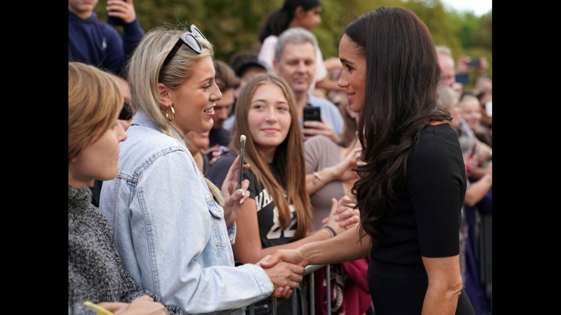 Meghan Markle Receives Hug From 14-Year-Old Girl While Mourning Queen ...