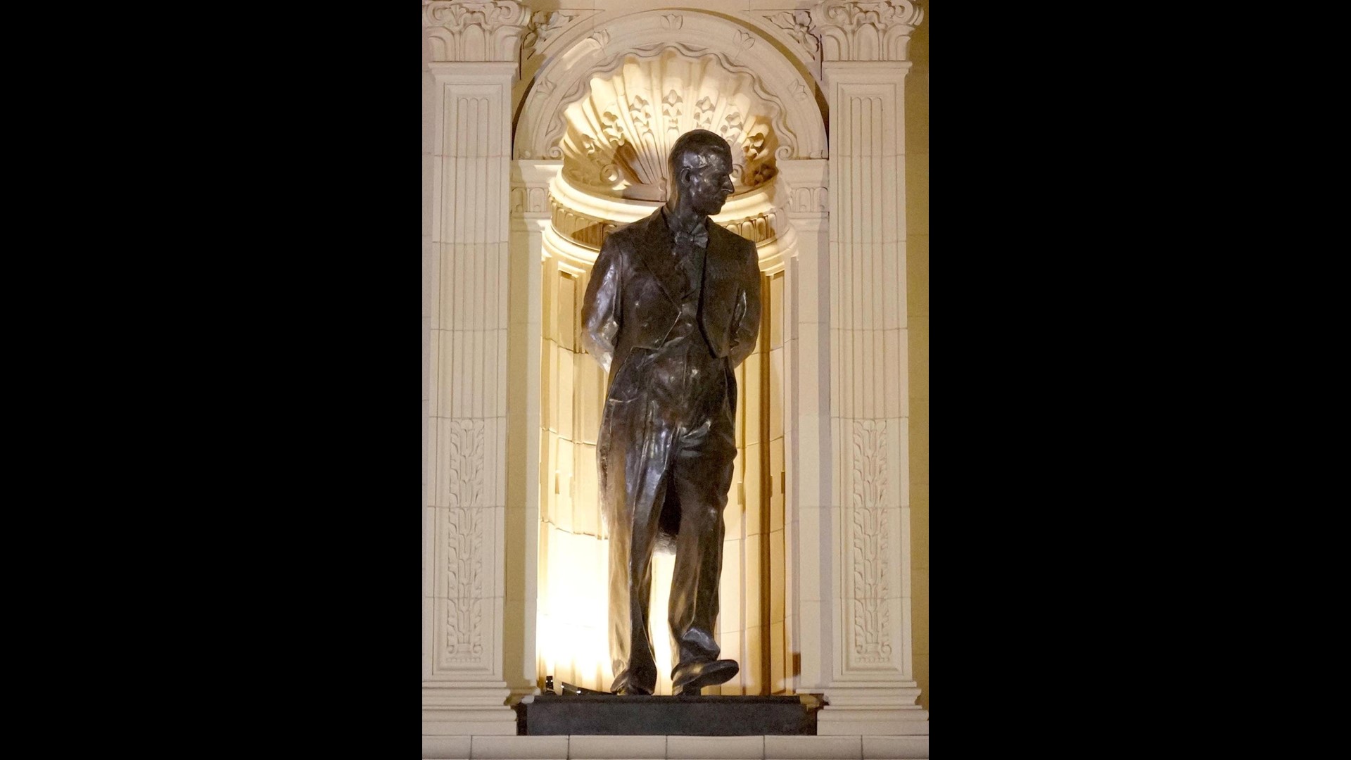 King Charles Gets Emotional as New Statue of Queen Elizabeth II and ...