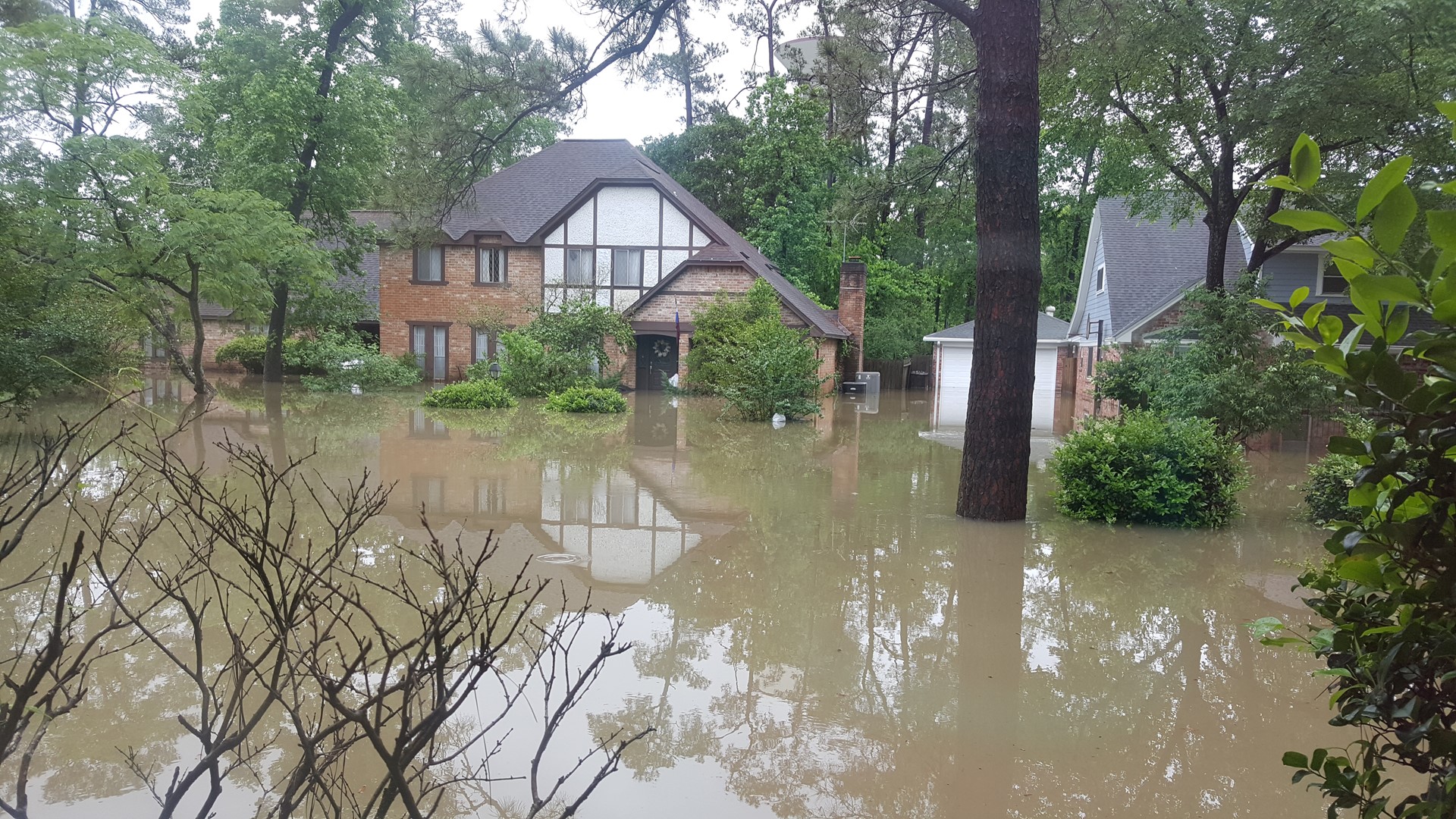 Relentless rain causes historic flash flooding across Houston | kvue.com