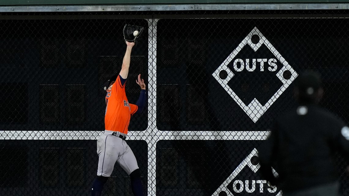 Chas McCormick makes incredible 9th-inning catch | kvue.com