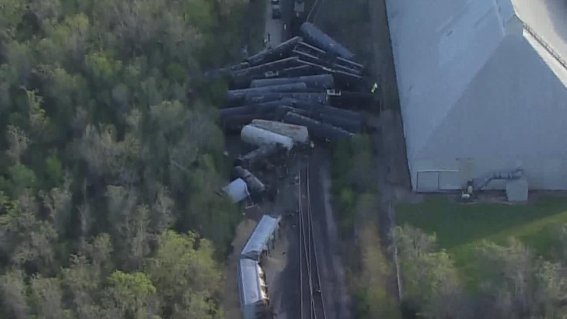Train derailment blocks all crossings, disrupts Houston-area traffic ...