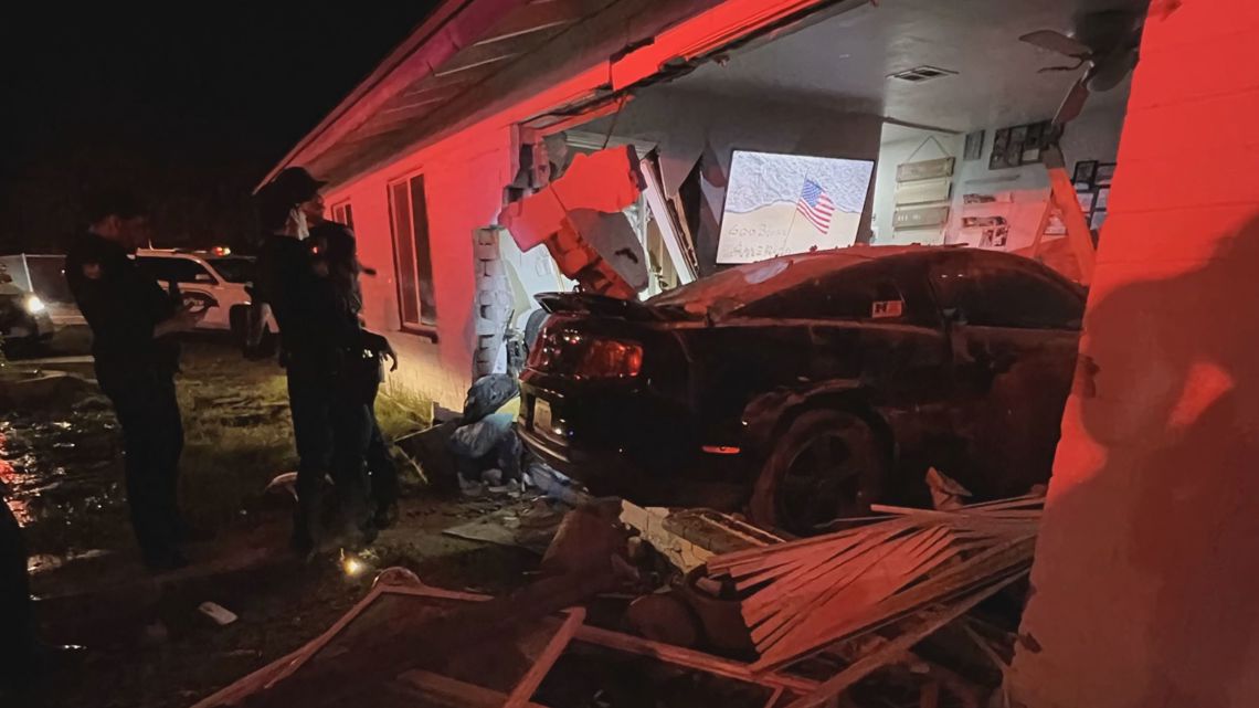 Car crashes into Phoenix house | kvue.com