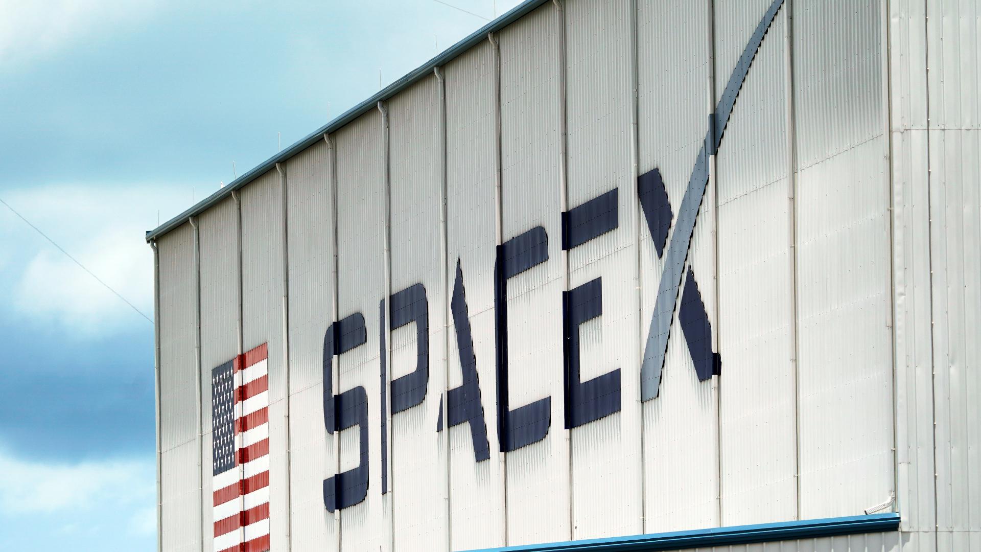 SpaceX and EchoStar strike $17B deal for spectrum licenses | kvue.com