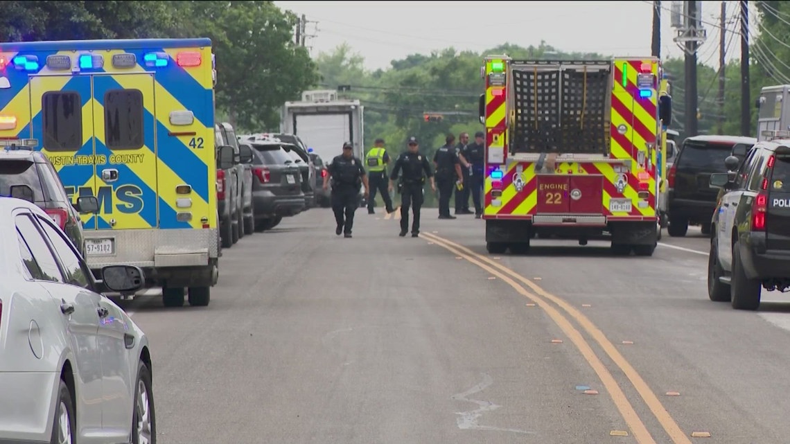 APD: SWAT standoff underway after suspect barricaded self inside southeast Austin building ...