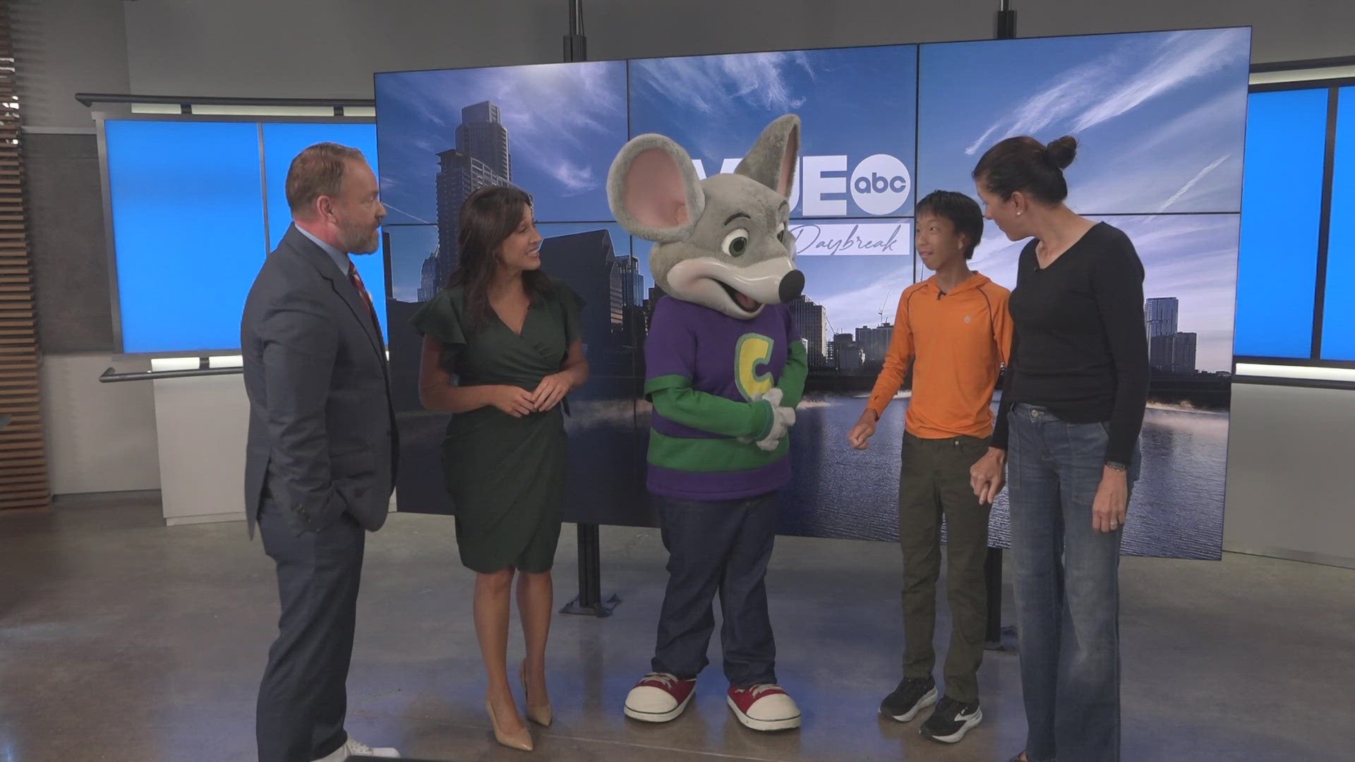 Austin student partners with Chuck E. Cheese to sign ASL version of ...