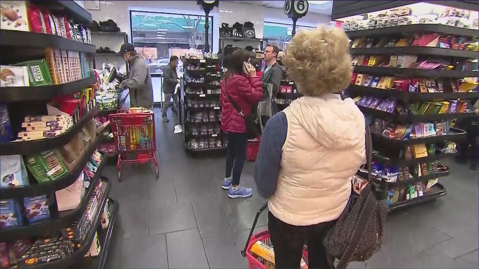 Analysis shows 1 in 4 US households is living paycheck-to-paycheck | kvue.com