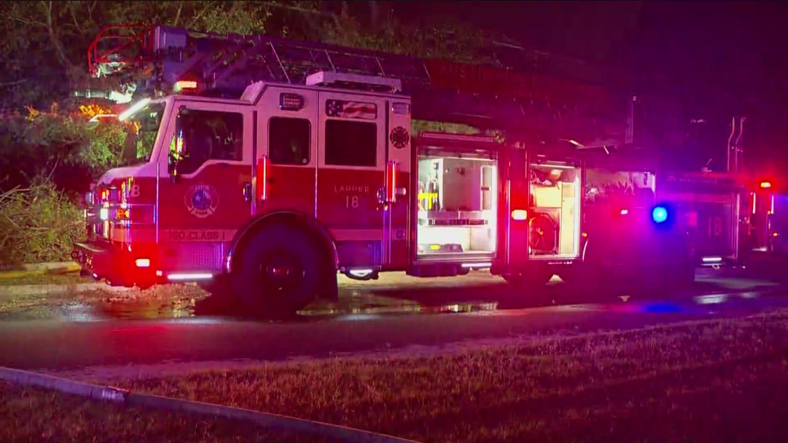 Crews investigate East Austin house fire after 2 dead | kvue.com