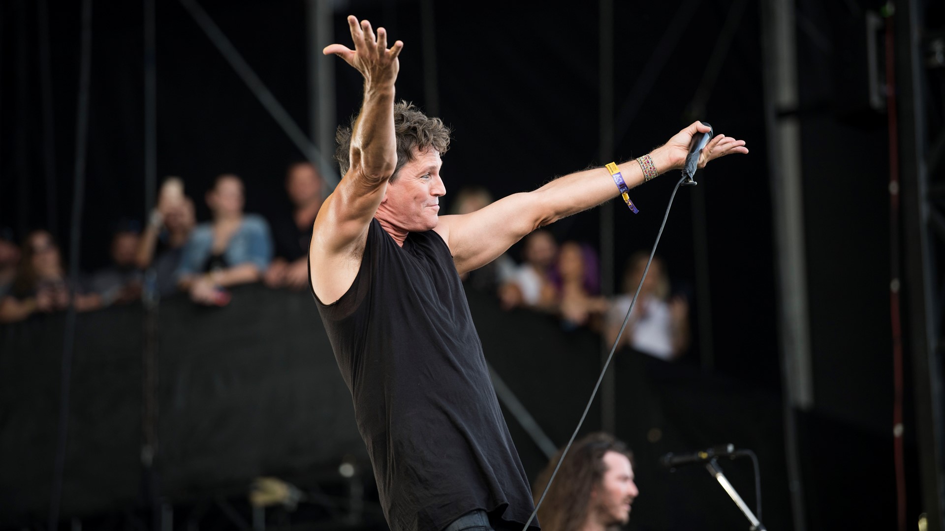 Third Eye Blind singer takes a break from ACL to visit patients at ...