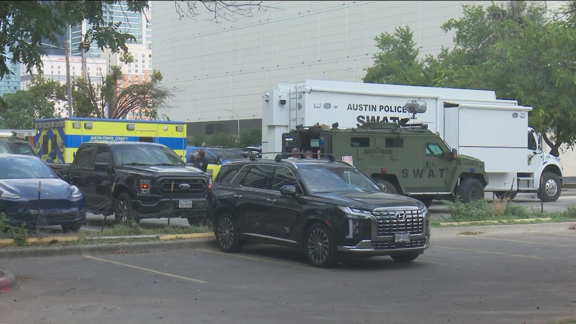 Austin SWAT arrests man at The Quincy apartments | kvue.com