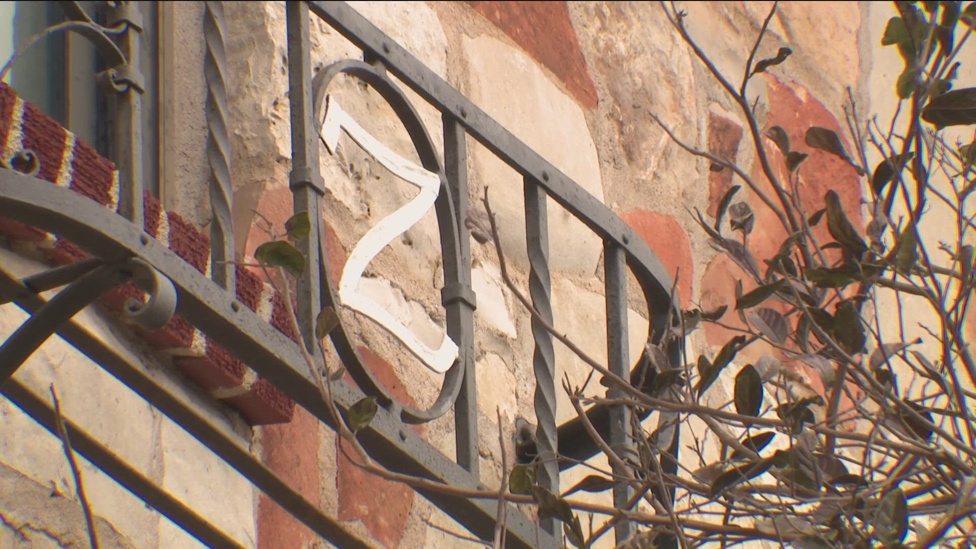 Couple suing San Marcos, Texas, over symbol on their home with KKK ties ...