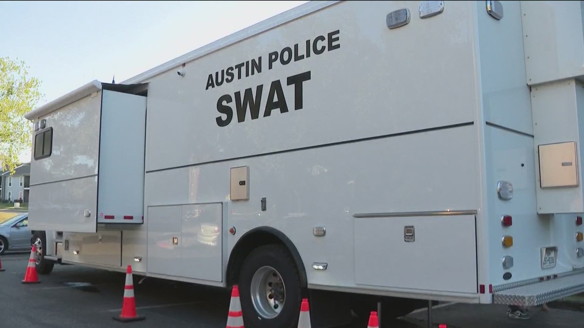 Austin police issue SWAT call in southeast Austin | kvue.com