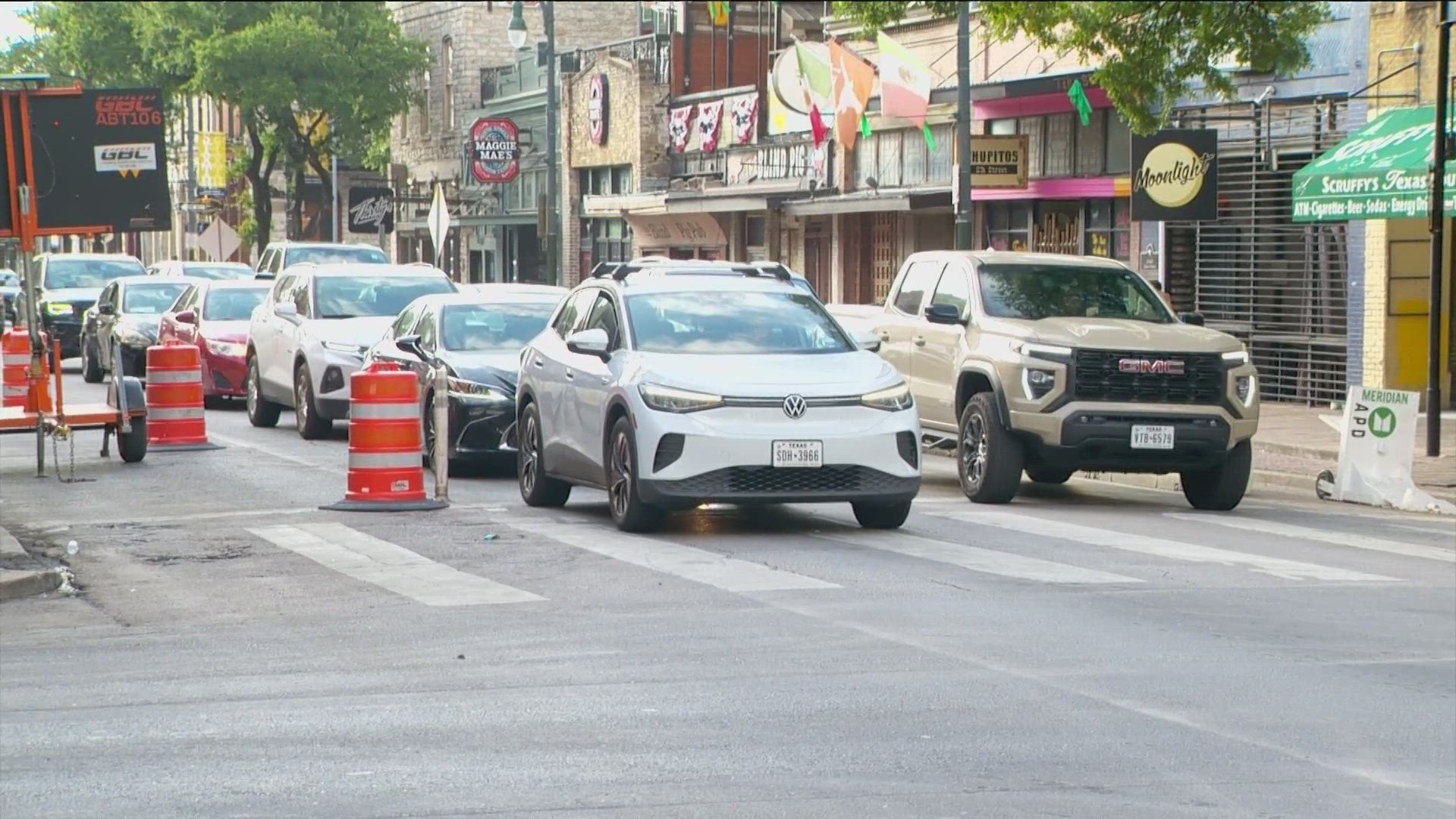 Part of I-35 southbound closed in Downtown Austin after crash involving ...