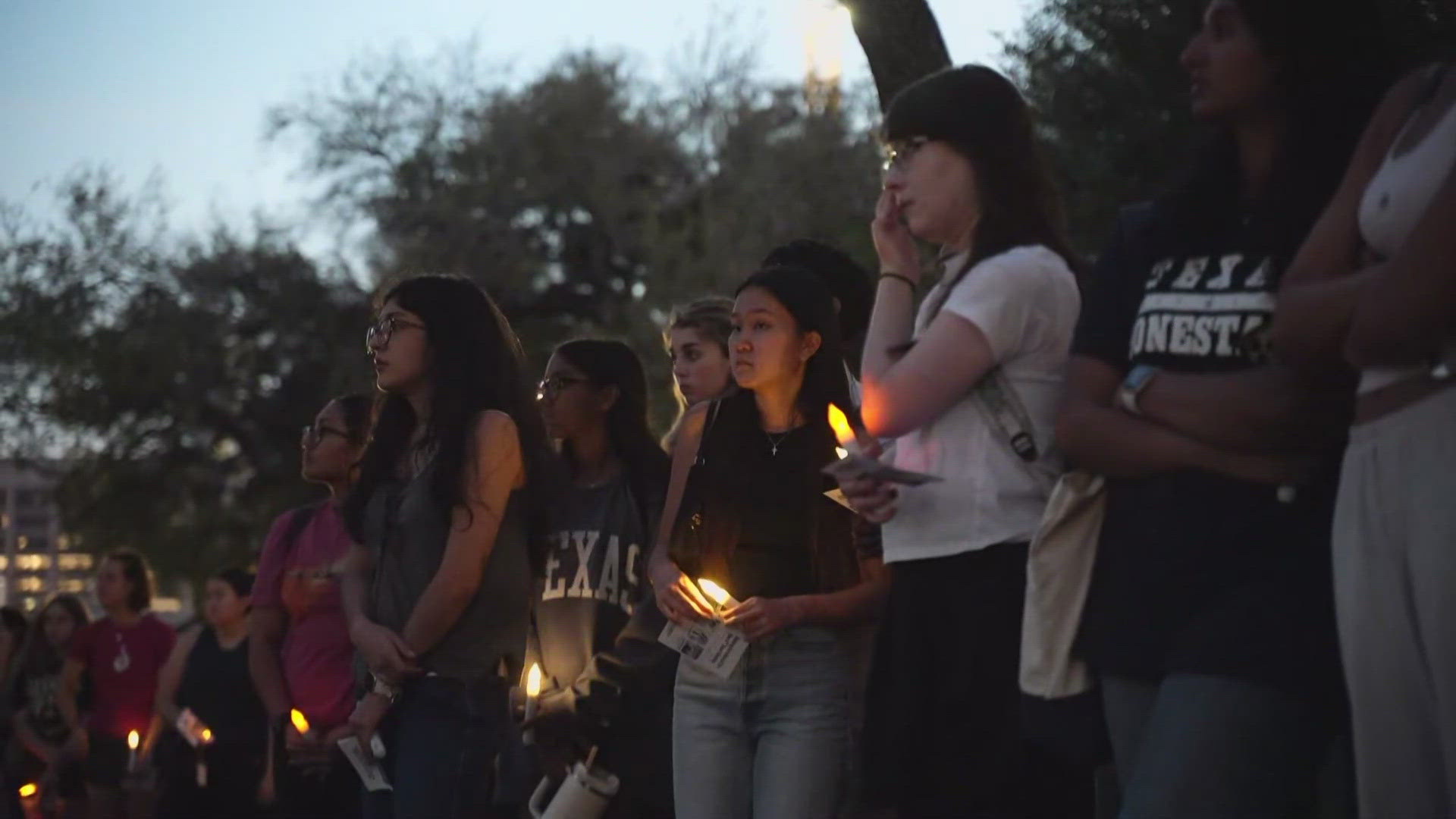 UT students hold vigil for 6th Street mass shooting victims | kvue.com