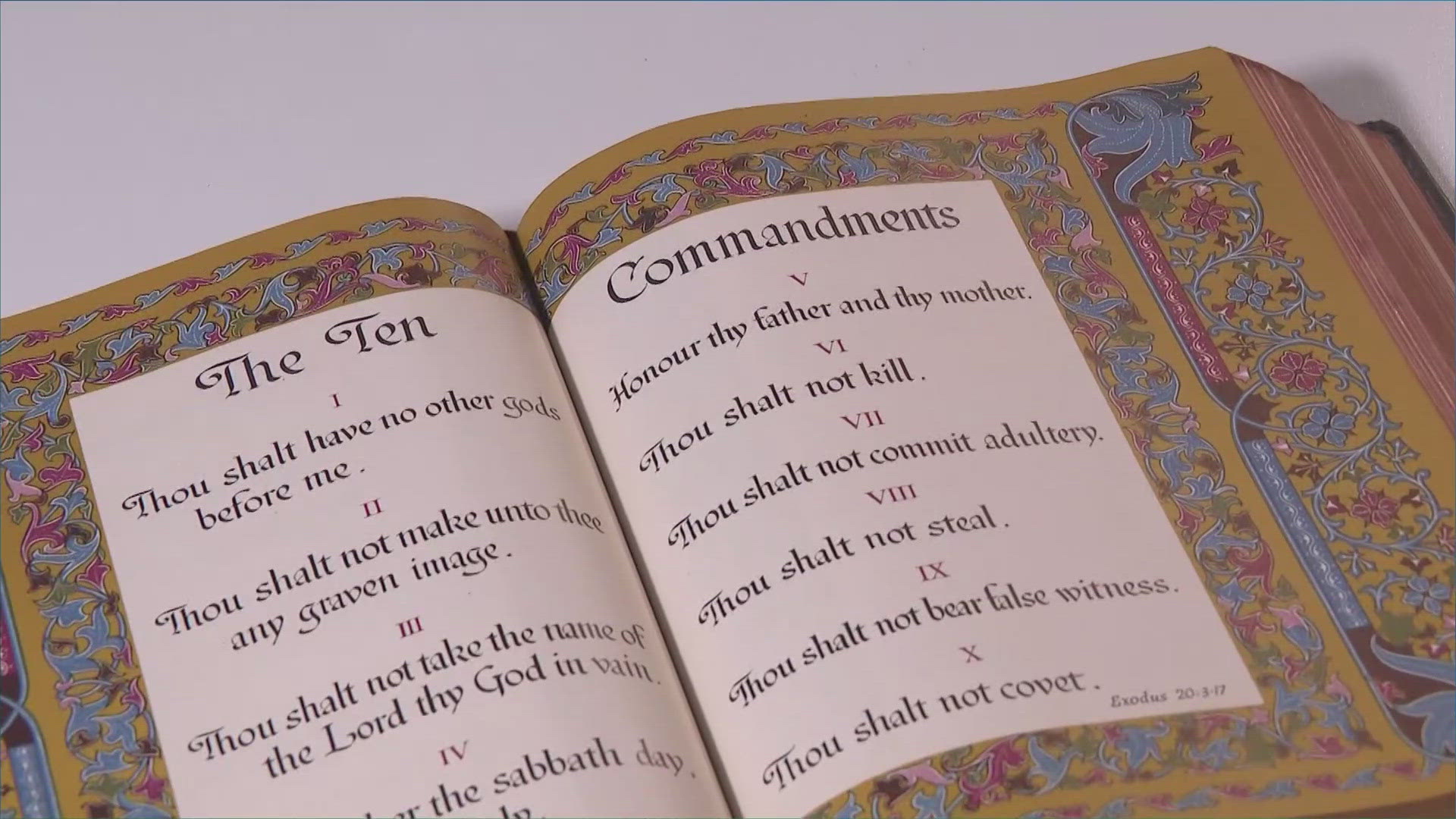 New lawsuit filed over Texas' Ten Commandments law | kvue.com