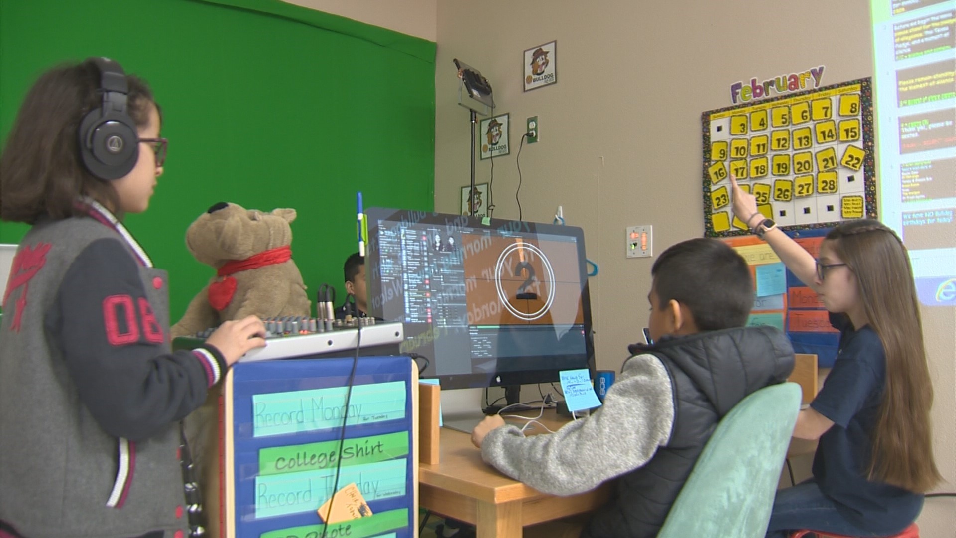 Blake Manor Bulldog News: Meet the students putting on newscasts | kvue.com