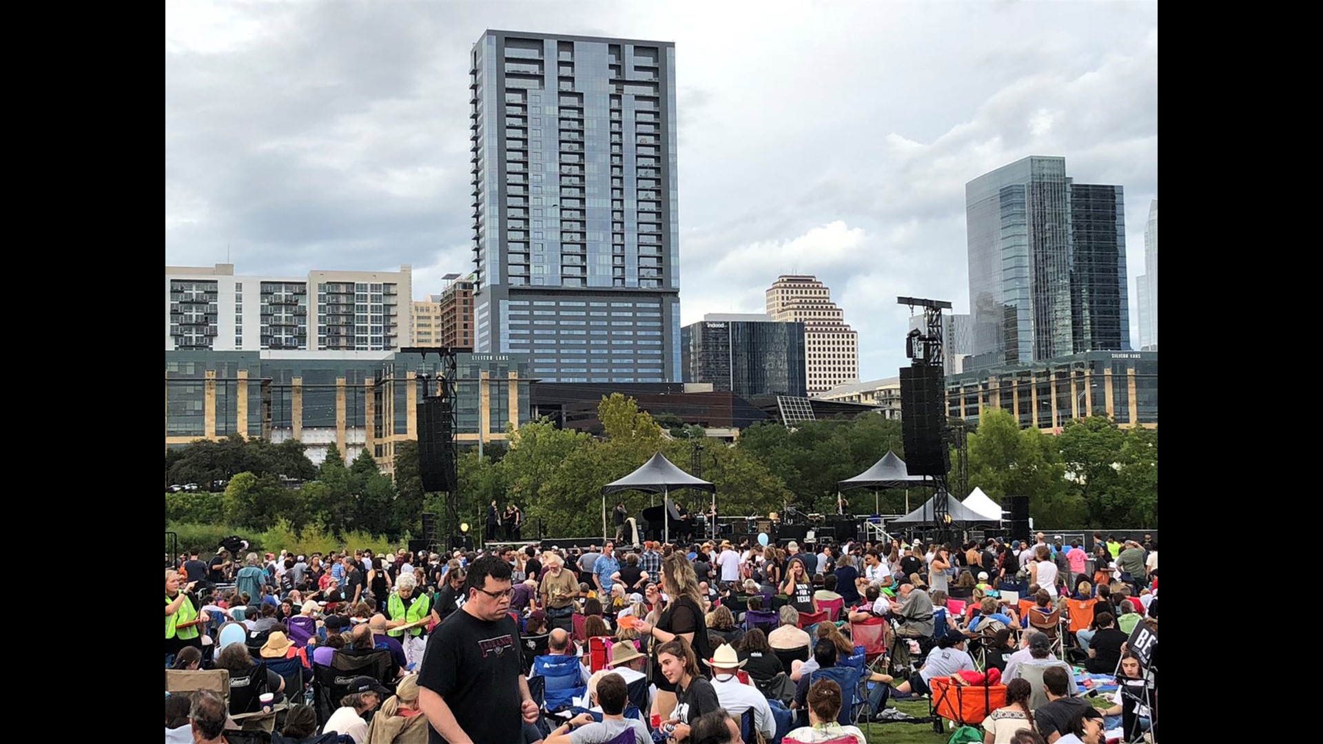 Beto O’Rourke’s free rally with Willie Nelson, Leon Bridges brings in ...