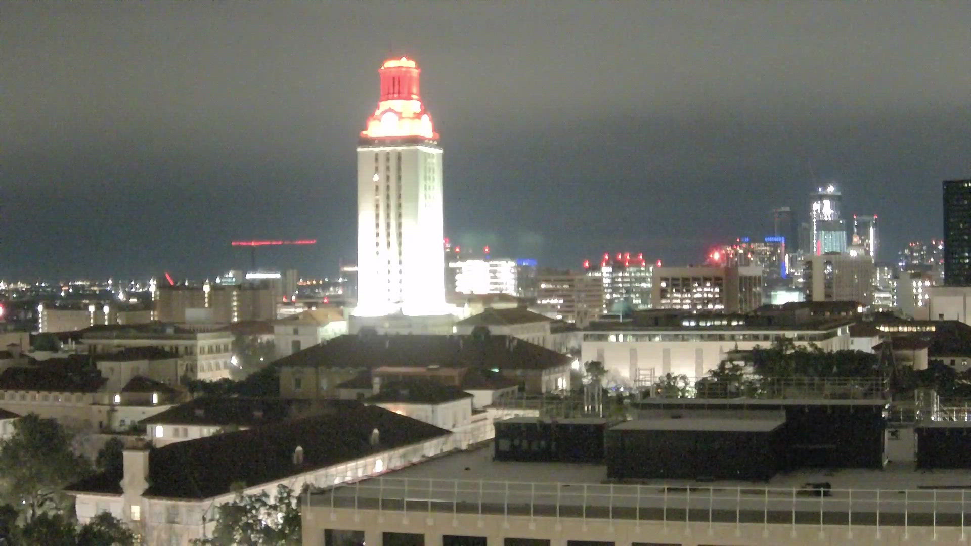 UT Austin tower lights up burnt orange after Longhorns' Peach Bowl ...