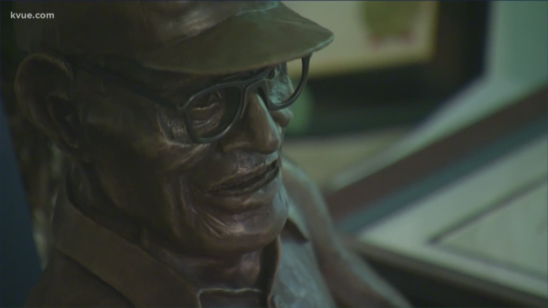 New monument honors the memory of Austin veteran Richard Overton | kvue.com