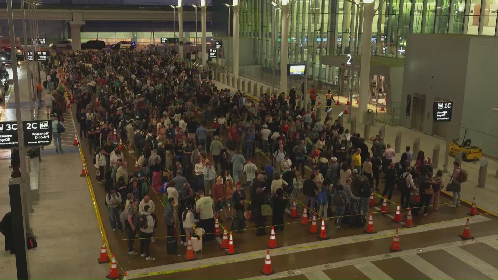 Travelers face hours-long TSA lines at Houston airport | kvue.com