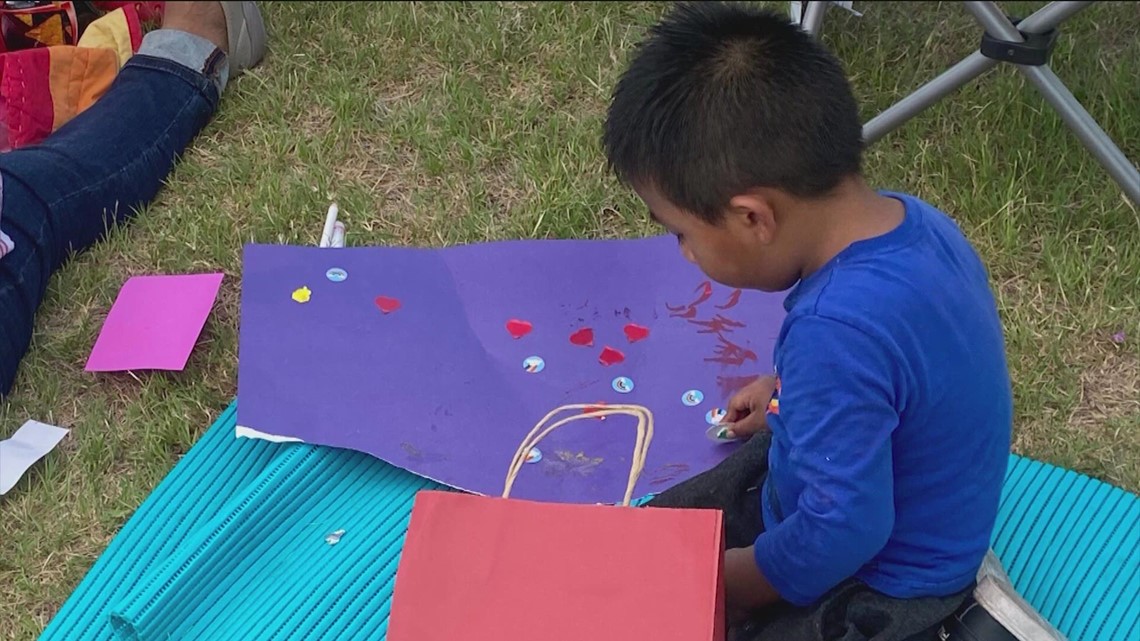 Kids write Father's Day cards to detainees at immigration center in ...