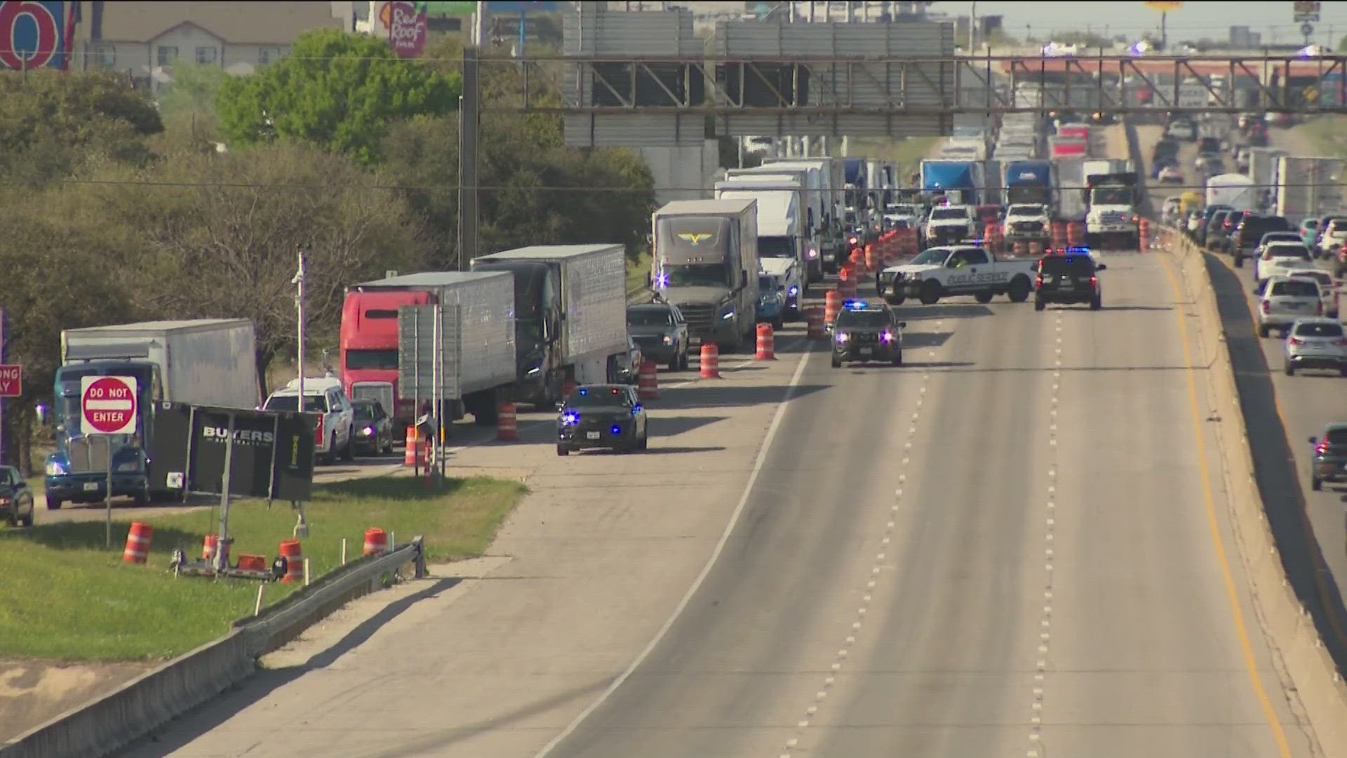 Deadly crash on I-35 involving 10 vehicles in Round Rock under ...