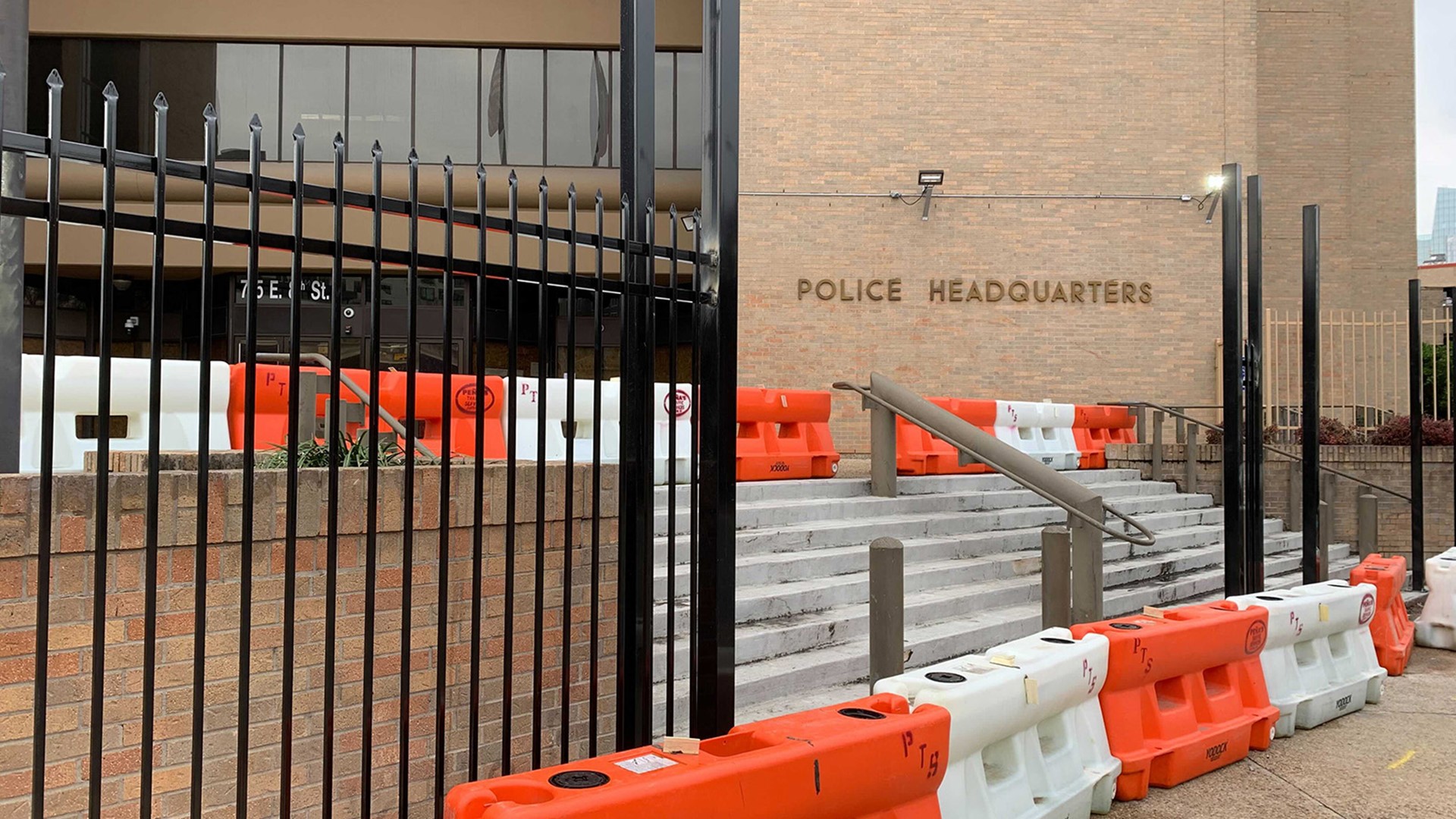 APD puts up fencing at Austin headquarters | kvue.com