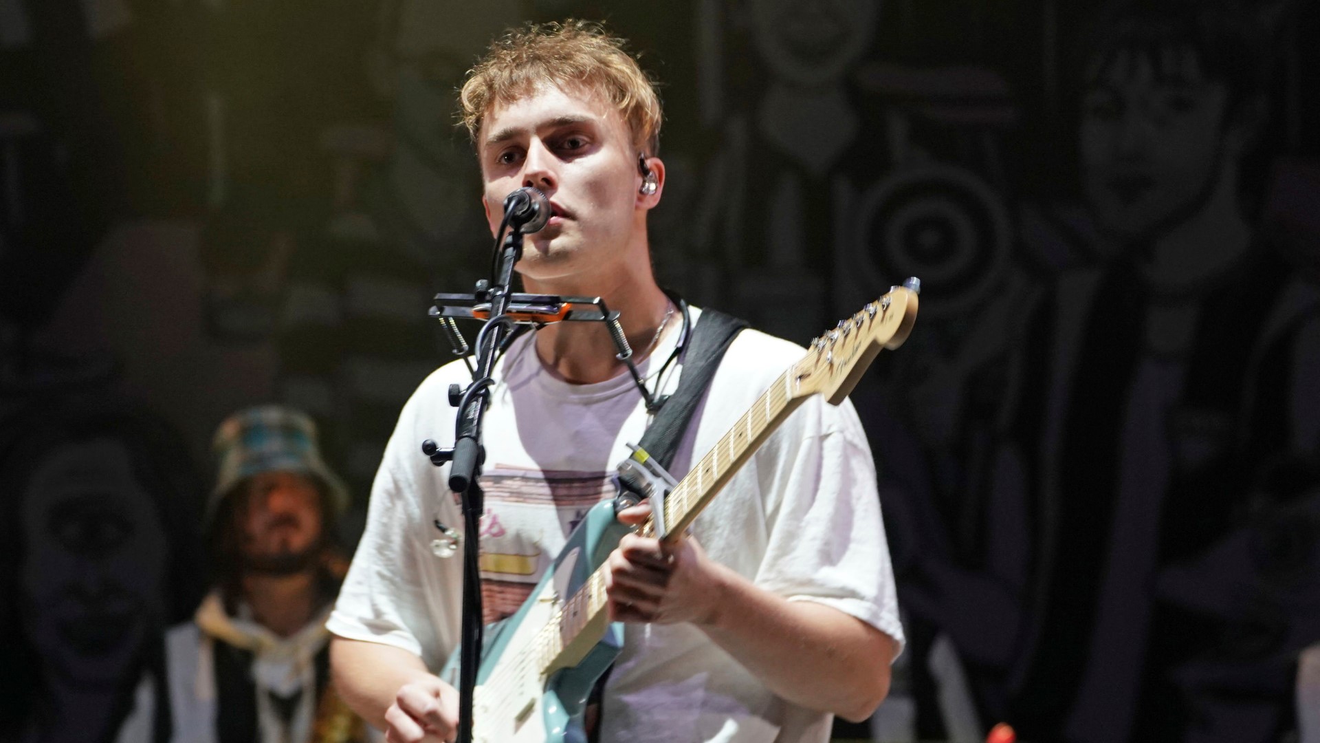 Socially distant Sam Fender concert held in England | kvue.com