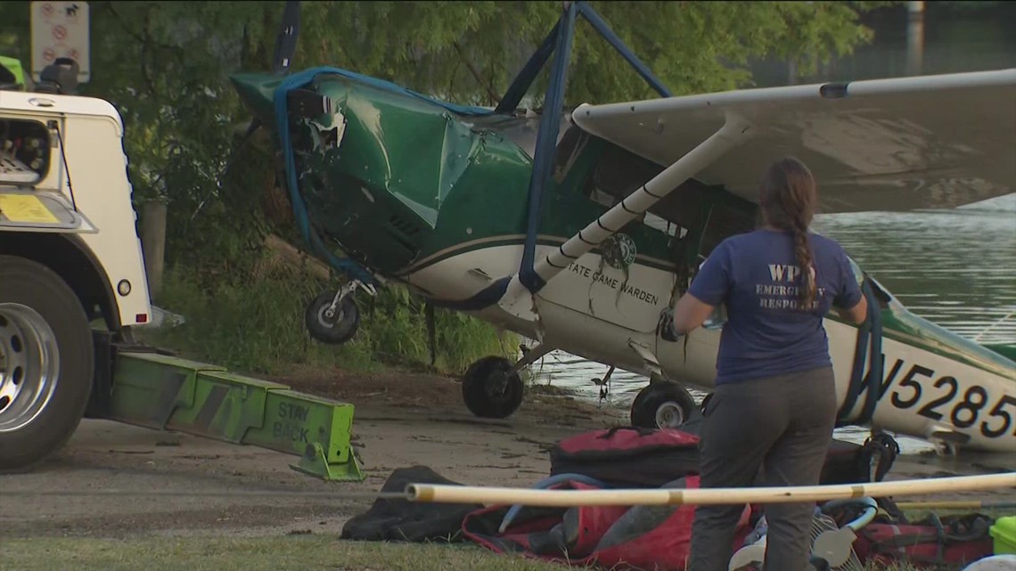 Small plane crashes into Lady Bird Lake following mechanical issues ...