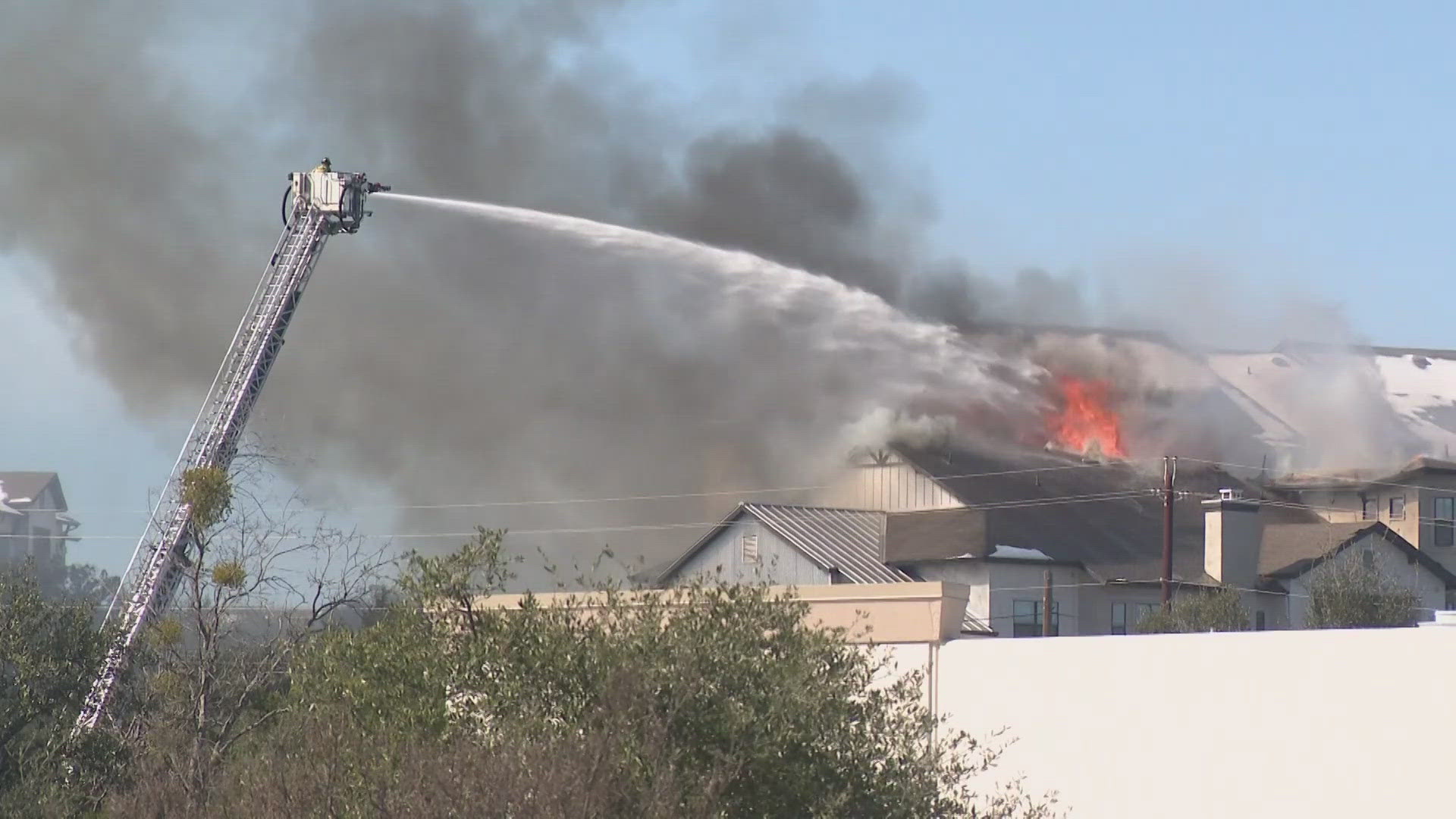 Fire causes partial building collapse in Bee Cave | kvue.com