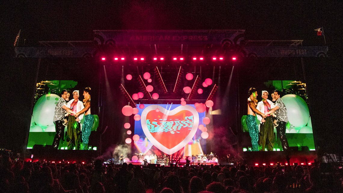 P!nk works through sound issues to deliver a party singalong at Weekend ...
