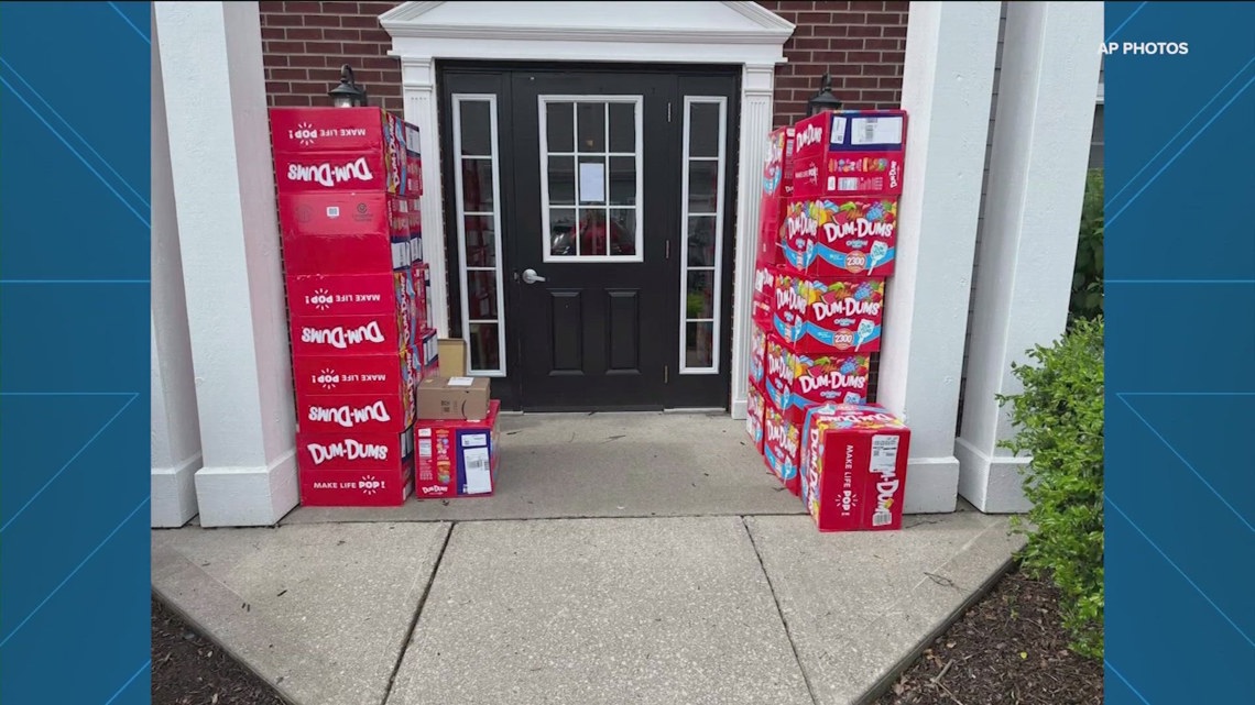 Child orders roughly $4,000 worth of of Dum-Dums from mother's phone ...