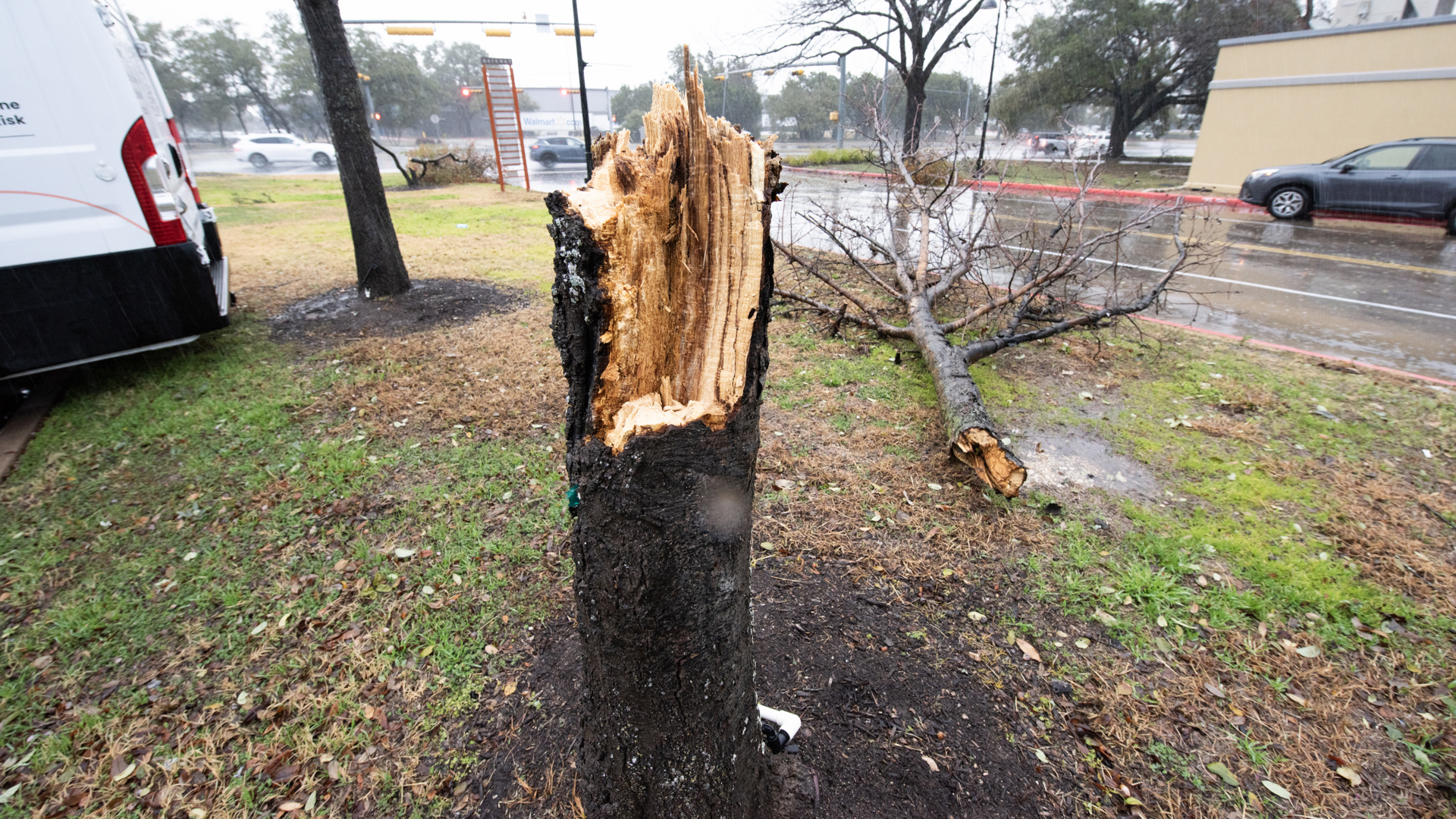 Rainfall, heavy winds impact parts of Austin during storm | kvue.com