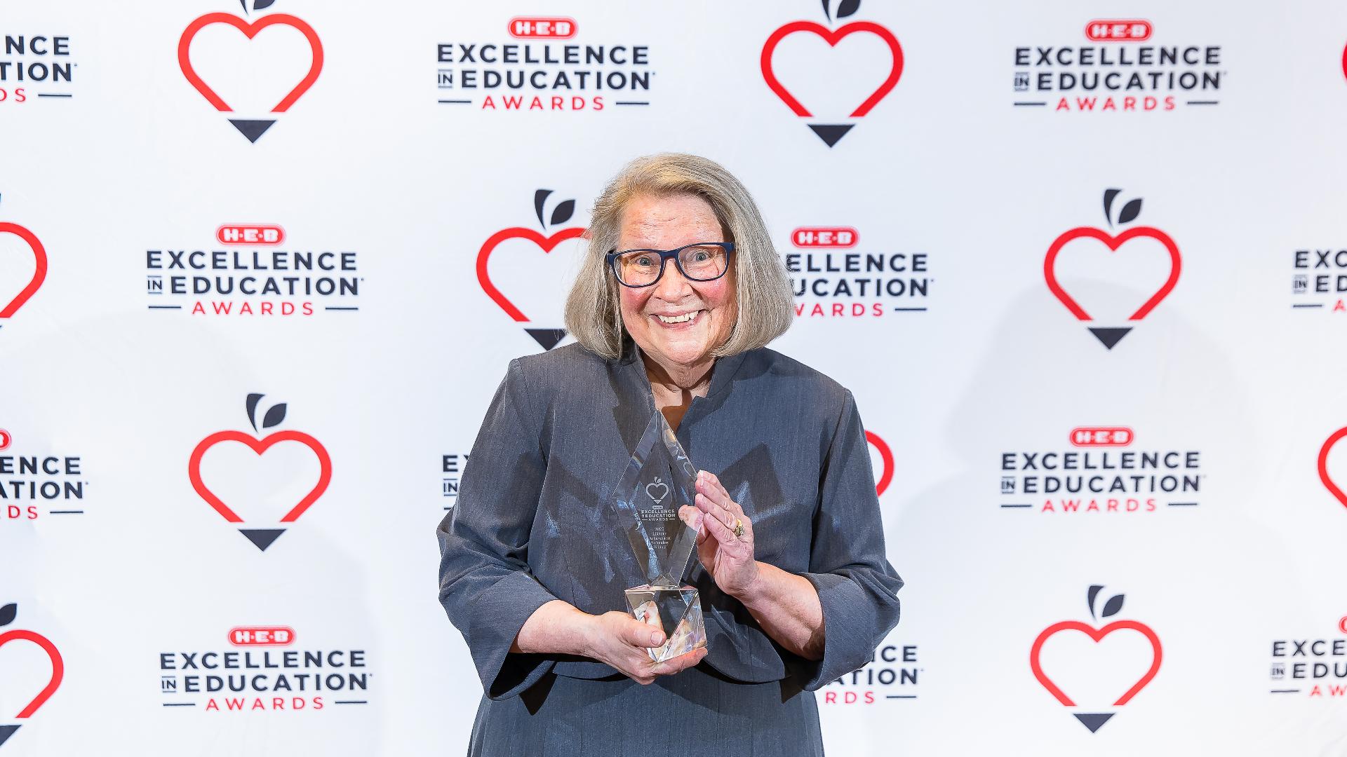 Taylor ISD teacher wins Lifetime Achievement Award at H-E-B ceremony | kvue.com