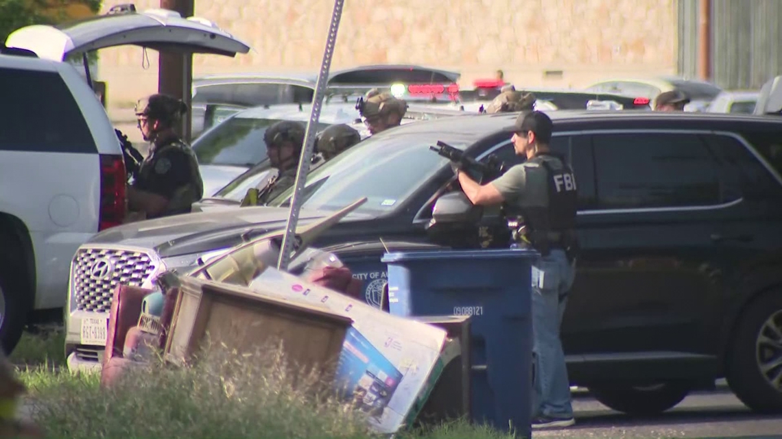 SWAT standoff ends in East Austin after barricaded subject surrenders: police | kvue.com