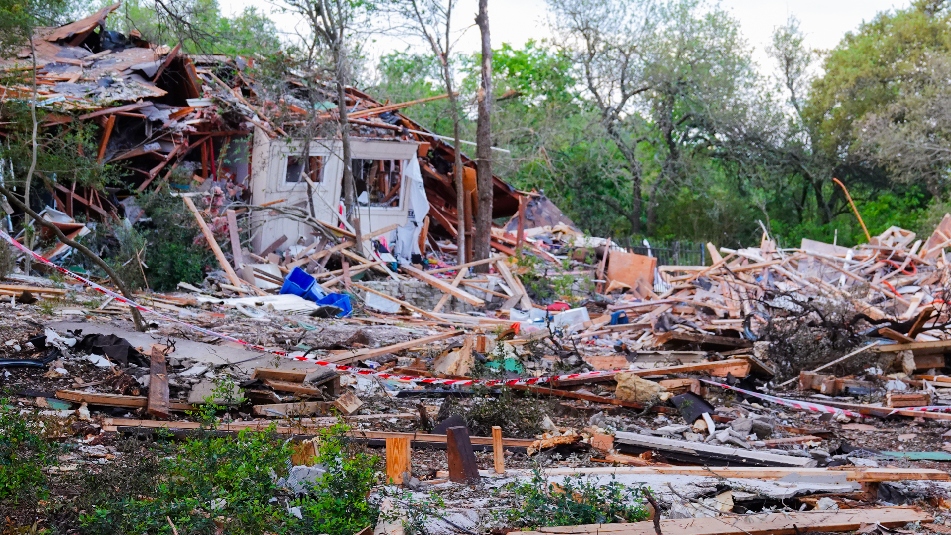 Austin house explosion brings neighbors together in dramatic rescue ...