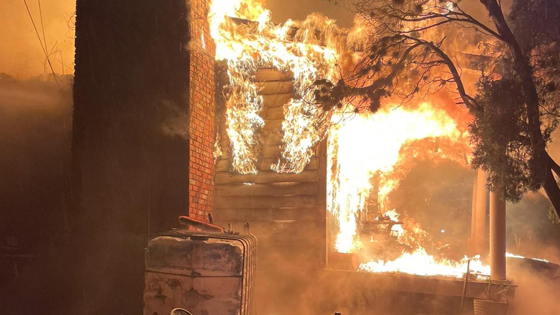Firefighters extinguish large house fire in southeast Austin | kvue.com