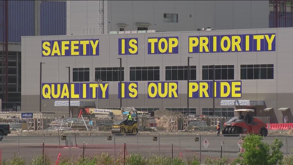 Crane collapse at Samsung facility near Austin, Texas | kvue.com