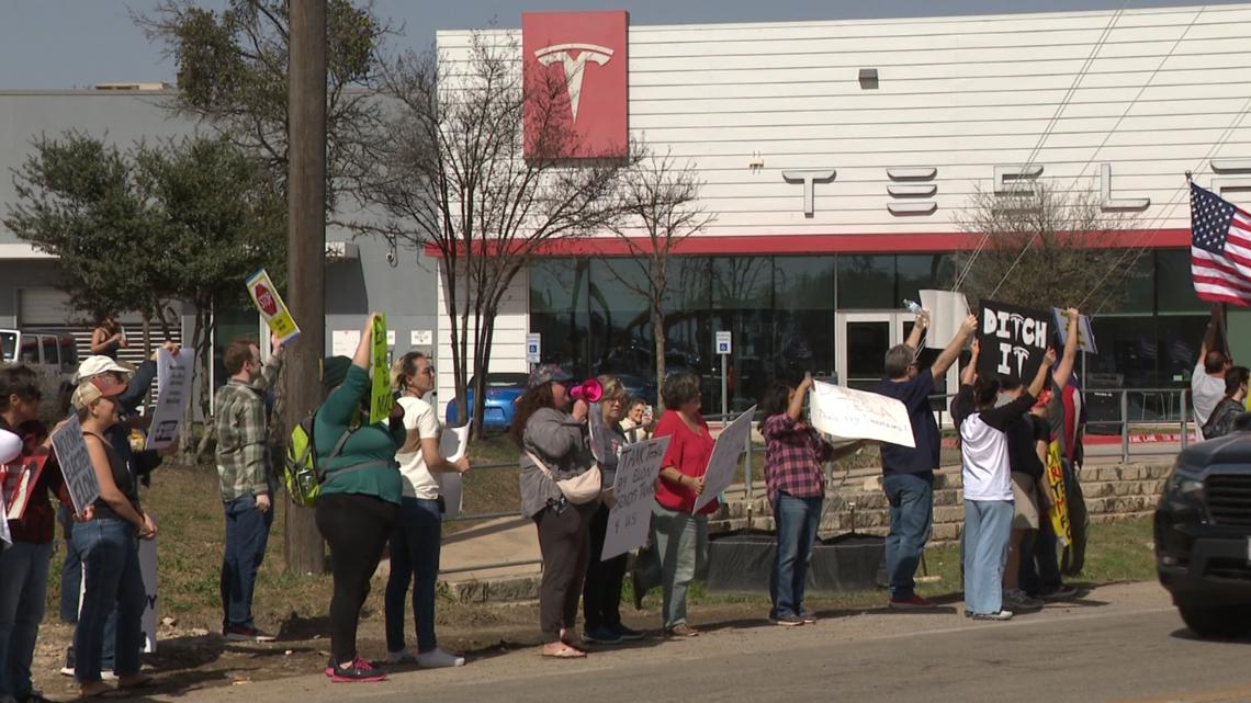 Protesters outside Tesla showroom in northwest Austin call for boycott ...