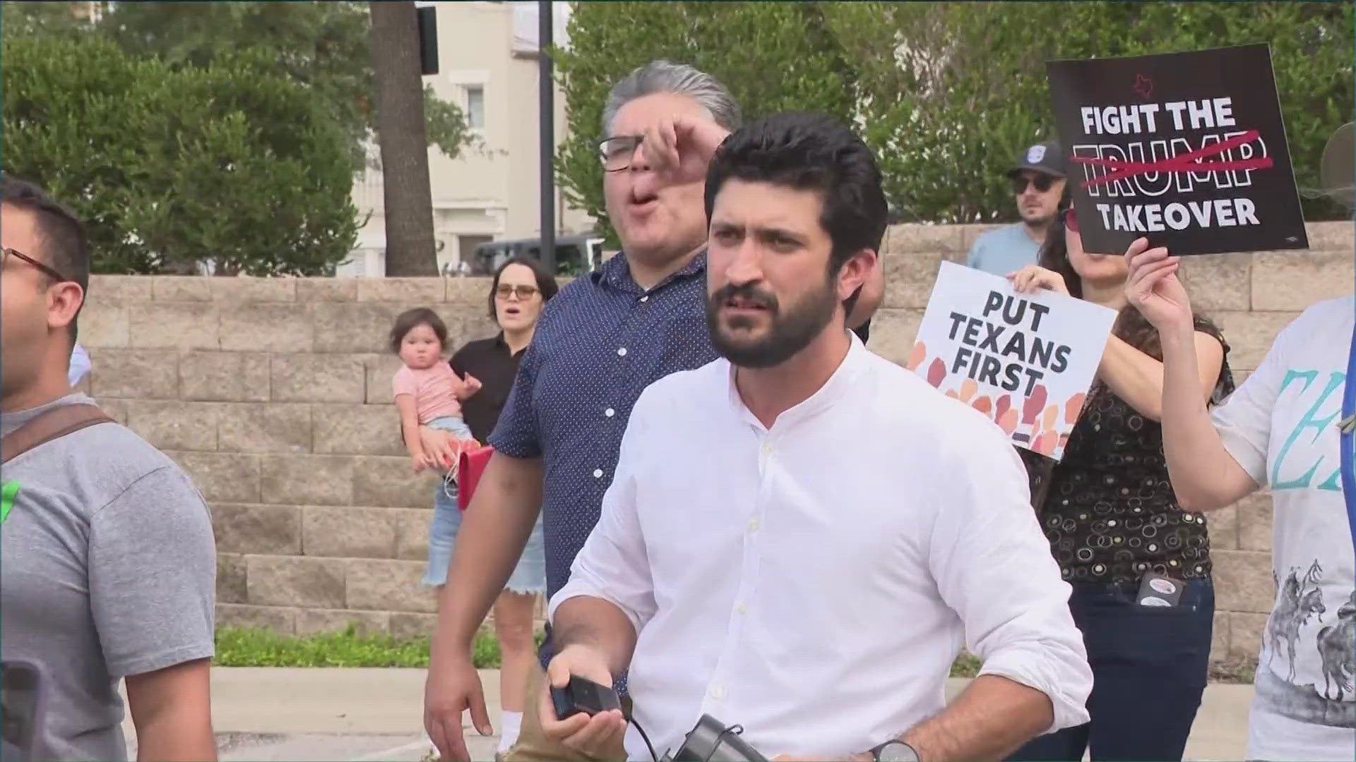Texas Democrats protest redistricting outside Governor's Mansion | kvue.com