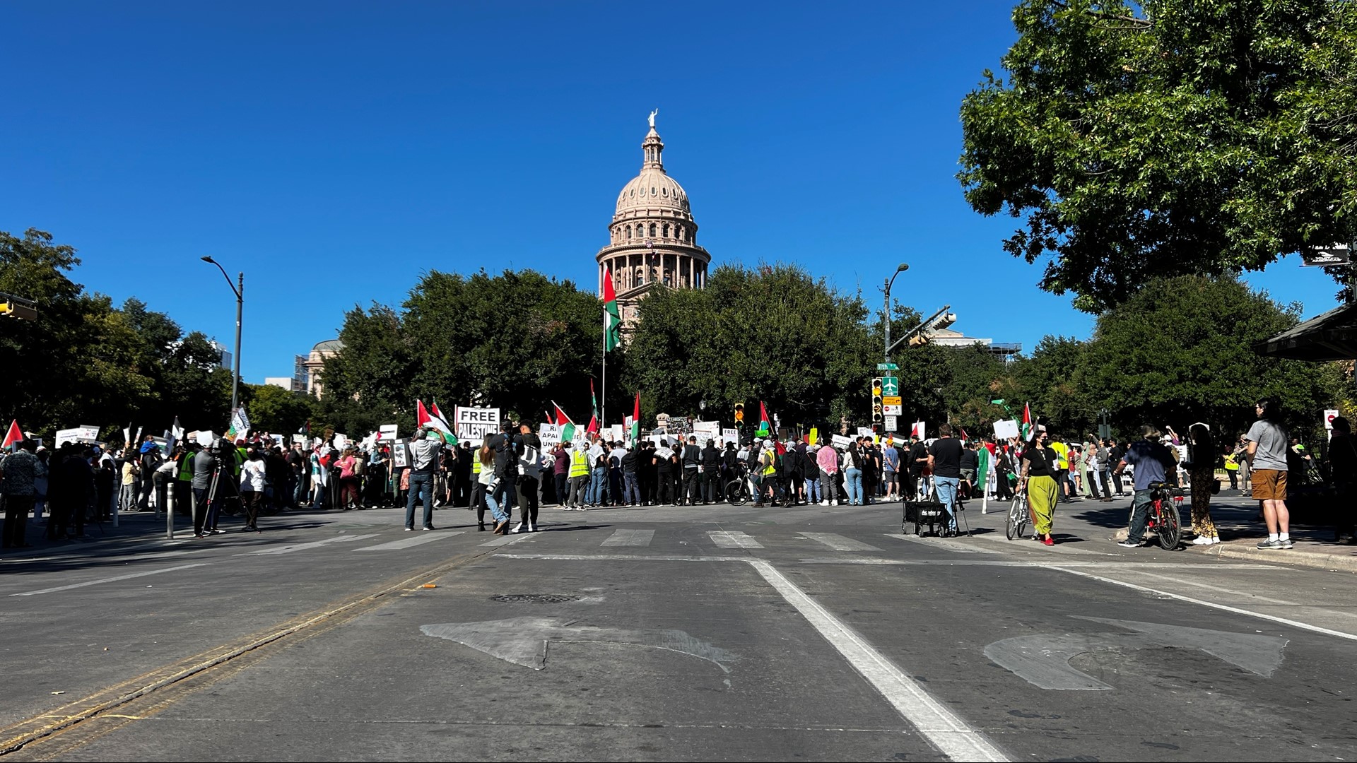 Israel, Palestine supporters gather in separate protests at the Texas ...