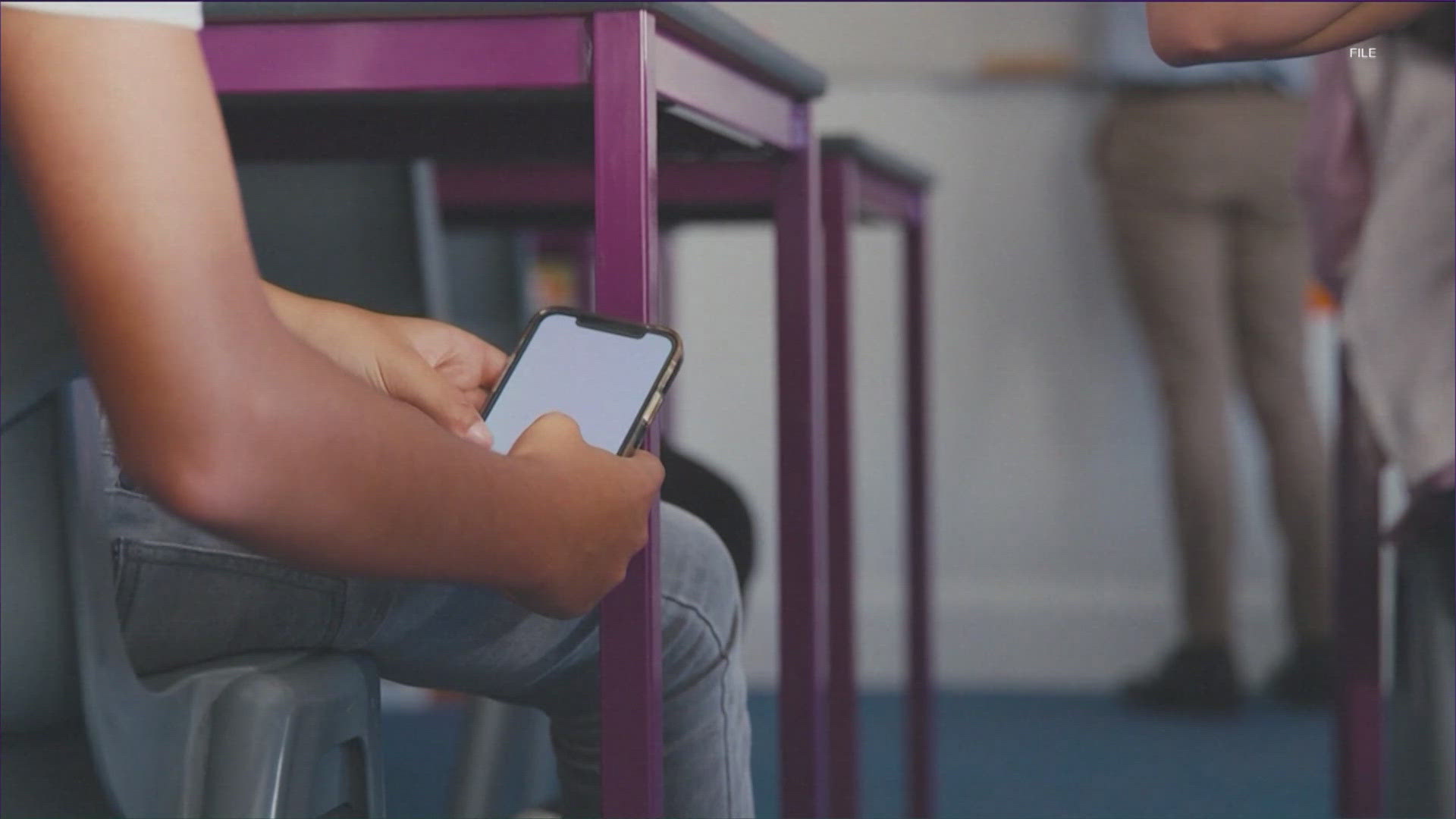 Study shows increase in teen phone use in classrooms | kvue.com