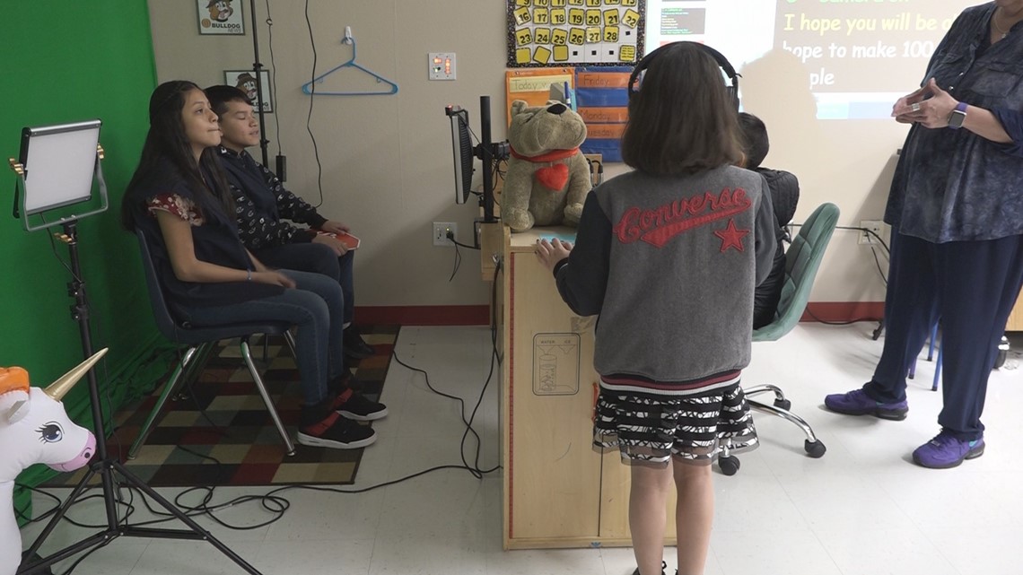 Blake Manor Bulldog News: Meet the students putting on newscasts | kvue.com