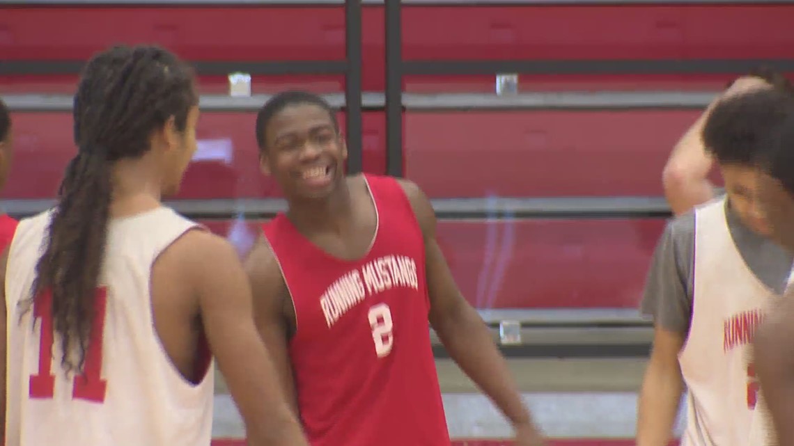 Manor Mustangs make their mark in history | kvue.com