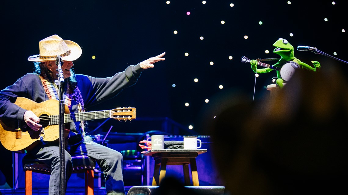 Willie Nelson, Kermit perform 'Rainbow Connection' | Luck Reunion ...