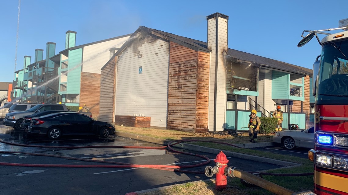 Firefighters battle blaze at North Austin apartment complex Monday ...